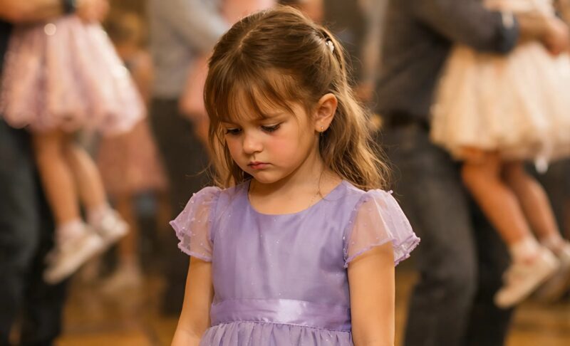 A 7-year-old girl arrived at the father-daughter dance alone — and what ...